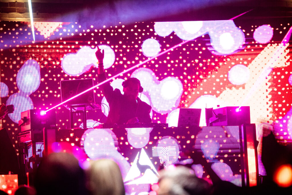 DJ Tavo - Bilingual DJ - Black Diamond Event Production